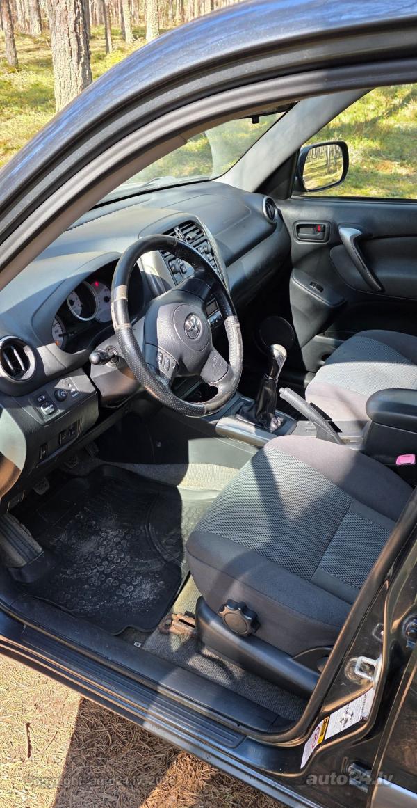 Pelēks Toyota RAV4 2004 Tallina, ar dzinēja tilpumu 2.00 L un nobraukumu 293 tūkst. km par 4700 €, foto 9 vietnē AUTOMOTO.COM.LV