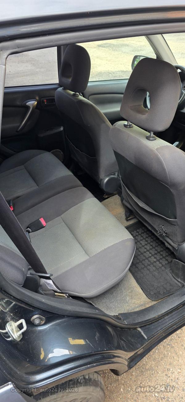 Pelēks Toyota RAV4 2004 Tallina, ar dzinēja tilpumu 2.00 L un nobraukumu 293 tūkst. km par 4700 €, foto 10 vietnē AUTOMOTO.COM.LV