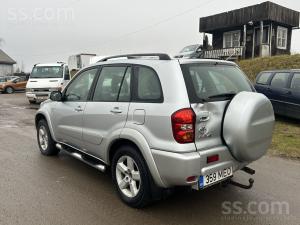 Pelēks Toyota RAV4 2005 Valka, ar dzinēja tilpumu 2.00 L un nobraukumu 350 tūkst. km par 2800 €, foto 4 vietnē AUTOMOTO.COM.LV