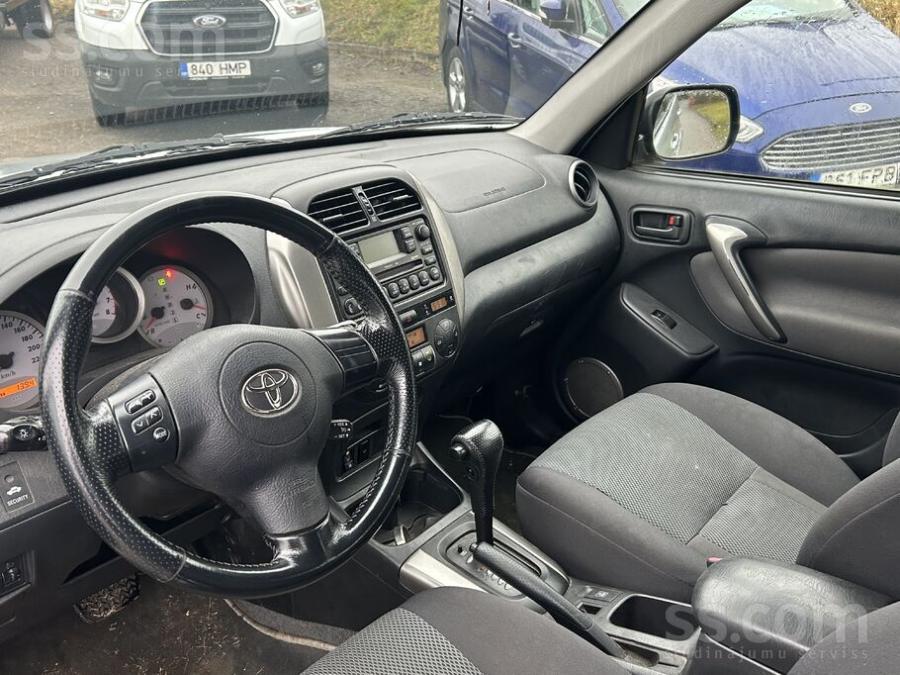 Pelēks Toyota RAV4 2005 Valka, ar dzinēja tilpumu 2.00 L un nobraukumu 350 tūkst. km par 2800 €, foto 7 vietnē AUTOMOTO.COM.LV