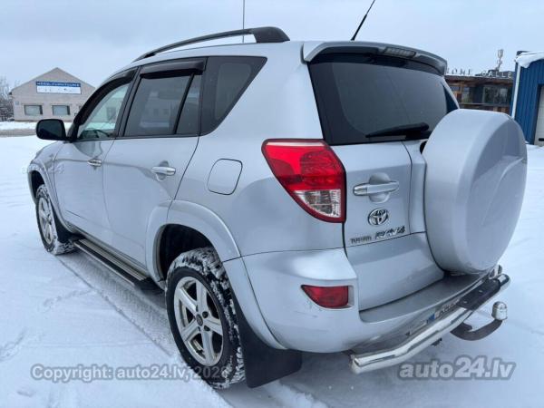 Pelēks Toyota RAV4 2007 Viljandi, ar dzinēja tilpumu 2.20 L un nobraukumu 338 tūkst. km par 4399 €, foto 3 vietnē AUTOMOTO.COM.LV