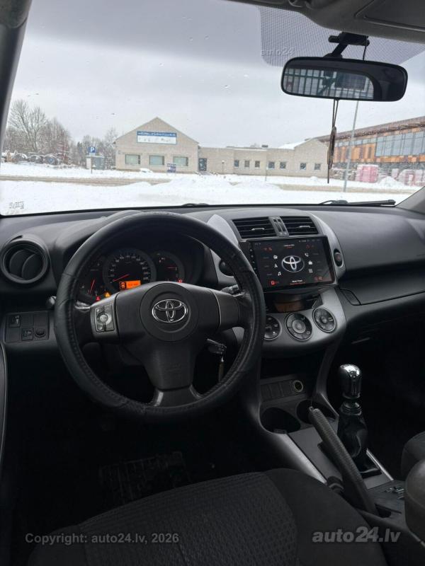Pelēks Toyota RAV4 2007 Viljandi, ar dzinēja tilpumu 2.20 L un nobraukumu 338 tūkst. km par 4399 €, foto 7 vietnē AUTOMOTO.COM.LV