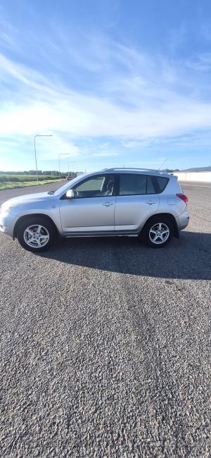 Grey Toyota RAV4 2007 in Rakvere, with an engine capacity of 2.20 L and mileage of 369 thousand km for 4300 €, photo  on AUTOMOTO.COM.LV