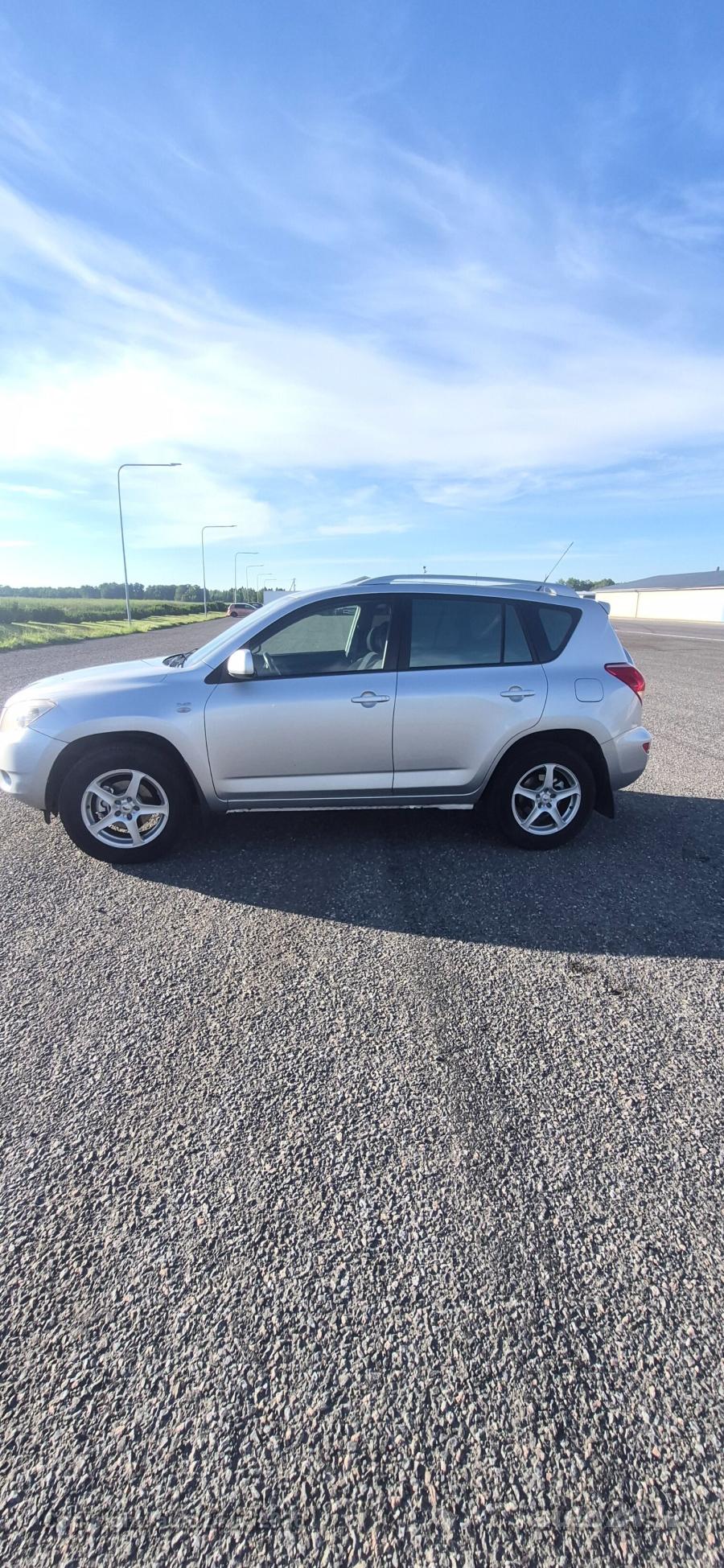 Grey Toyota RAV4 2007 in Rakvere, with an engine capacity of 2.20 L and mileage of 369 thousand km for 4300 €, photo 1 on AUTOMOTO.COM.LV