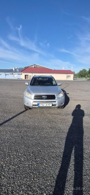 Grey Toyota RAV4 2007 in Rakvere, with an engine capacity of 2.20 L and mileage of 369 thousand km for 4300 €, photo 3 on AUTOMOTO.COM.LV
