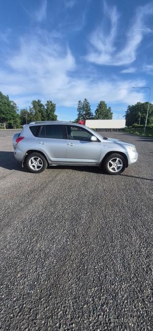 Grey Toyota RAV4 2007 in Rakvere, with an engine capacity of 2.20 L and mileage of 369 thousand km for 4300 €, photo 4 on AUTOMOTO.COM.LV