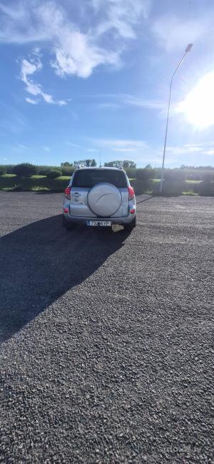 Grey Toyota RAV4 2007 in Rakvere, with an engine capacity of 2.20 L and mileage of 369 thousand km for 4300 €, photo 5 on AUTOMOTO.COM.LV