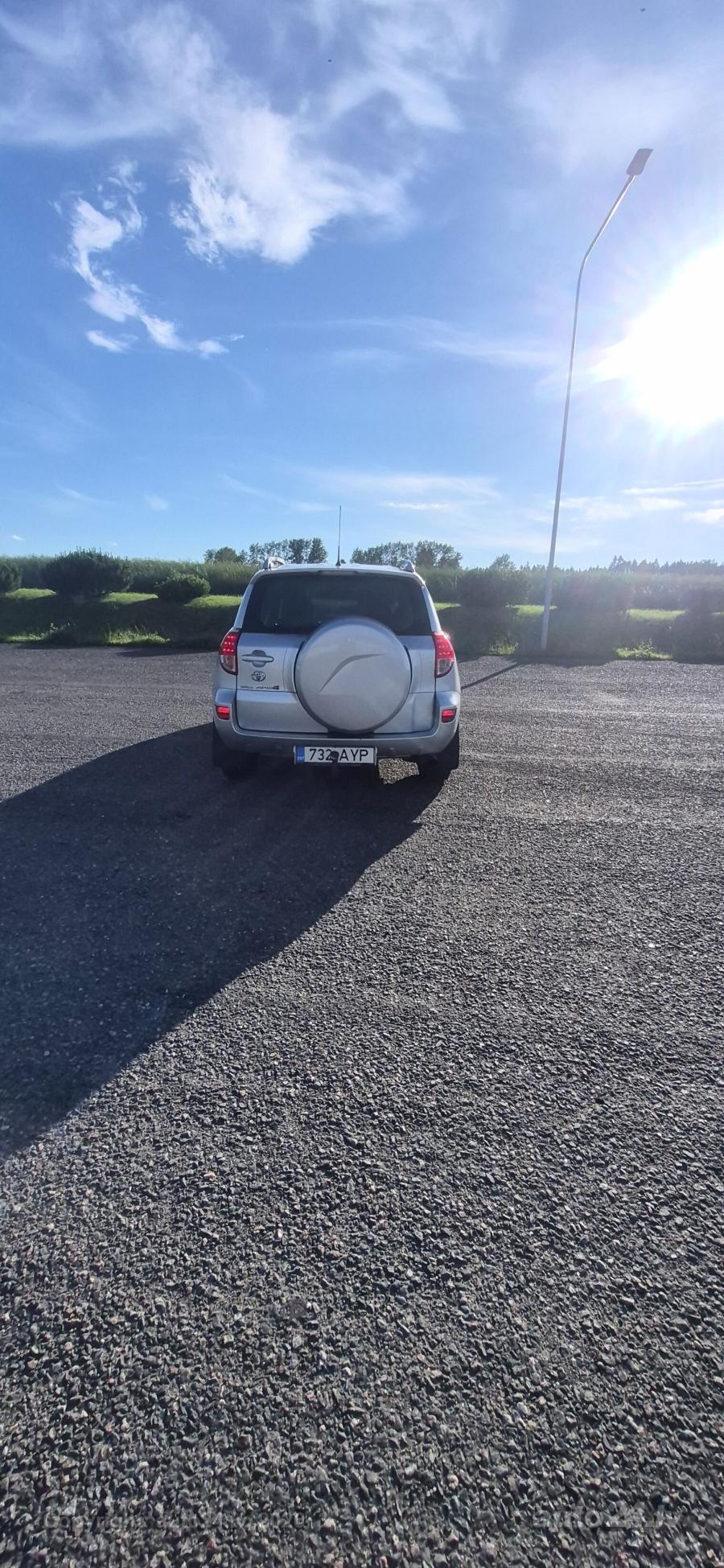 Grey Toyota RAV4 2007 in Rakvere, with an engine capacity of 2.20 L and mileage of 369 thousand km for 4300 €, photo 5 on AUTOMOTO.COM.LV