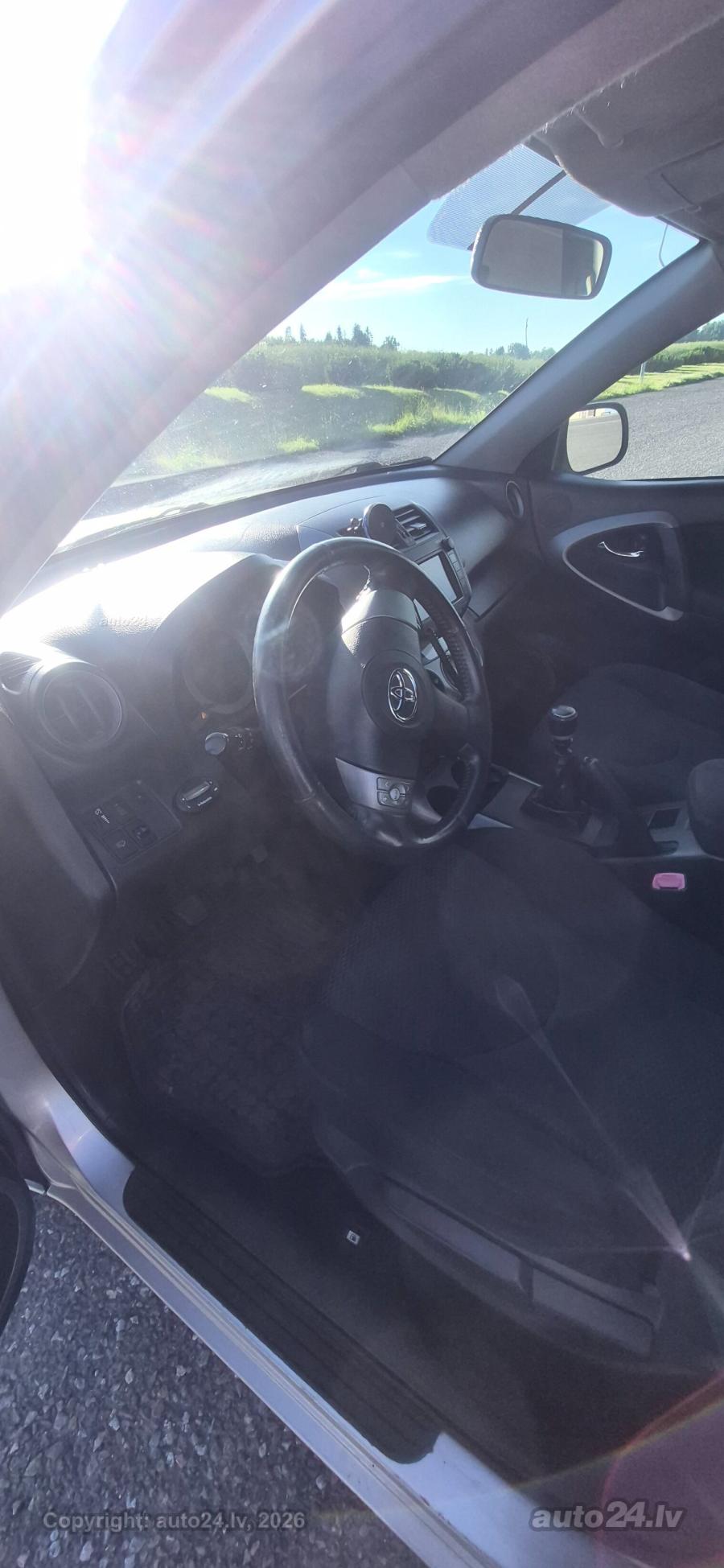 Grey Toyota RAV4 2007 in Rakvere, with an engine capacity of 2.20 L and mileage of 369 thousand km for 4300 €, photo 6 on AUTOMOTO.COM.LV