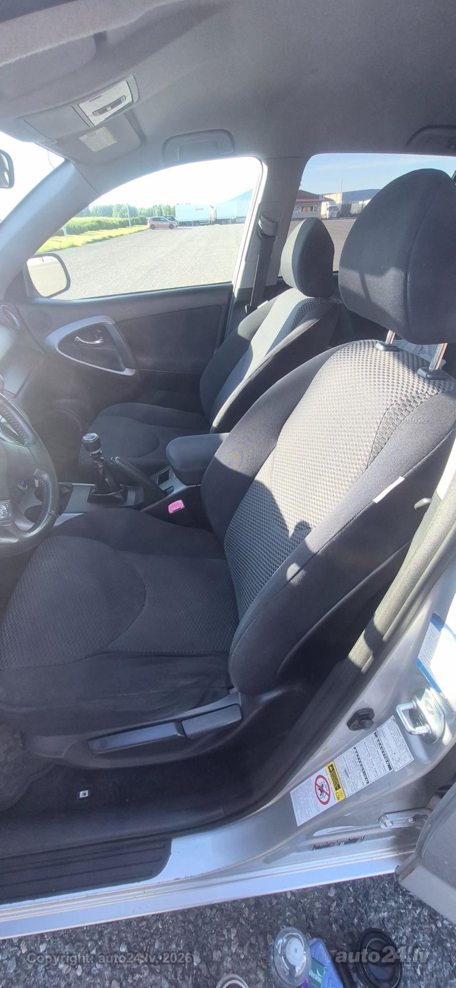 Grey Toyota RAV4 2007 in Rakvere, with an engine capacity of 2.20 L and mileage of 369 thousand km for 4300 €, photo 7 on AUTOMOTO.COM.LV