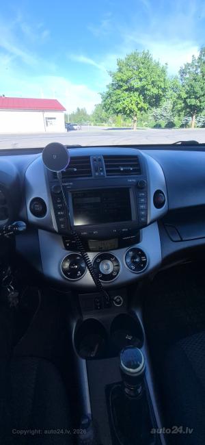 Grey Toyota RAV4 2007 in Rakvere, with an engine capacity of 2.20 L and mileage of 369 thousand km for 4300 €, photo 9 on AUTOMOTO.COM.LV
