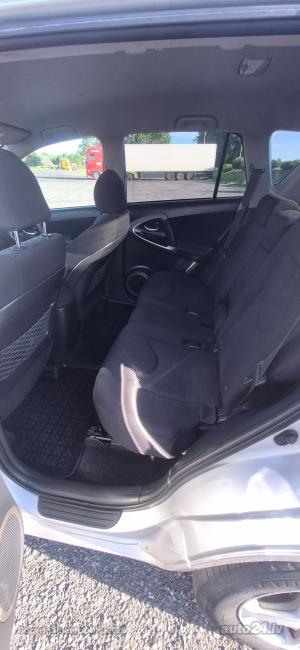 Grey Toyota RAV4 2007 in Rakvere, with an engine capacity of 2.20 L and mileage of 369 thousand km for 4300 €, photo 13 on AUTOMOTO.COM.LV