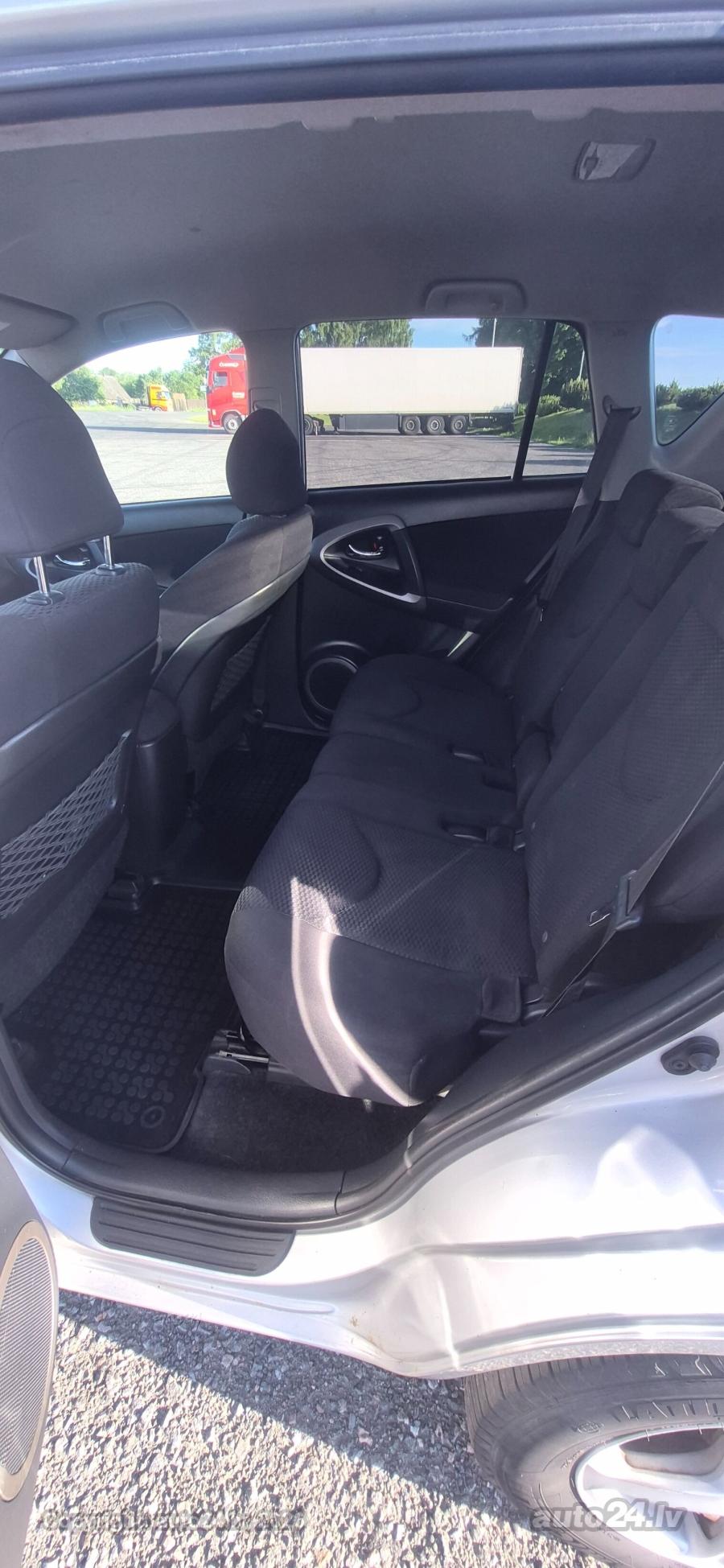 Grey Toyota RAV4 2007 in Rakvere, with an engine capacity of 2.20 L and mileage of 369 thousand km for 4300 €, photo 13 on AUTOMOTO.COM.LV