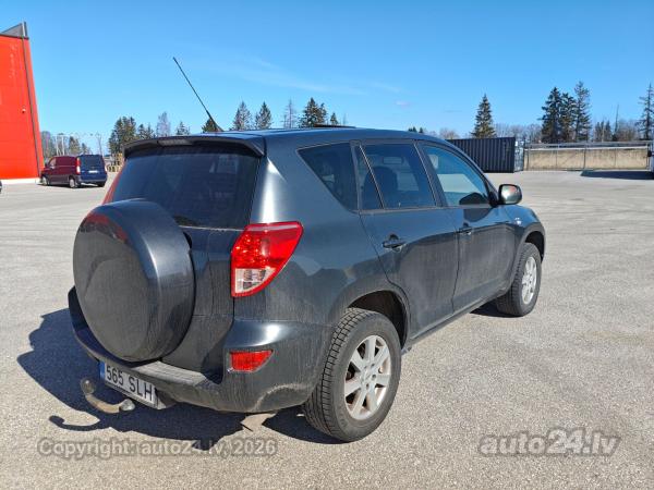 Grey Toyota RAV4 2008 in Tallinn, with an engine capacity of 2.20 L and mileage of 215 thousand km for 5200 €, photo 4 on AUTOMOTO.COM.LV