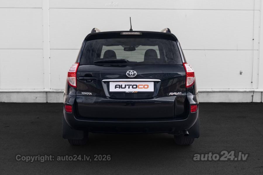Grey Toyota RAV4 2010 in Tallinn, with an engine capacity of 2.20 L and mileage of 220 thousand km for 7499 €, photo 8 on AUTOMOTO.COM.LV