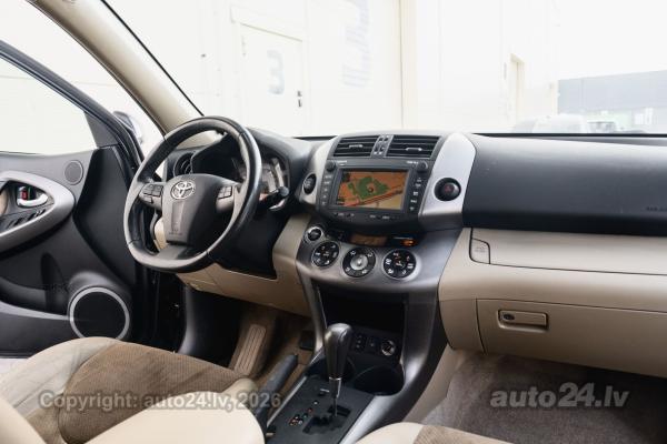 Pelēks Toyota RAV4 2010 Tallina, ar dzinēja tilpumu 2.20 L un nobraukumu 220 tūkst. km par 7499 €, foto 10 vietnē AUTOMOTO.COM.LV