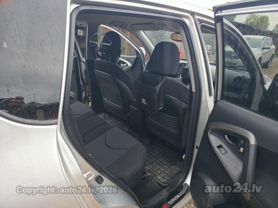 Grey Toyota RAV4 2010 in Tallinn, with an engine capacity of 2.20 L and mileage of 162 thousand km for 7200 €, photo 8 on AUTOMOTO.COM.LV
