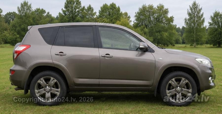 Grey Toyota RAV4 2010 in Valmiera, with an engine capacity of 2.20 L and mileage of 405 thousand km for 5500 €, photo 3 on AUTOMOTO.COM.LV
