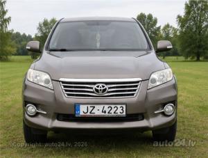 Grey Toyota RAV4 2010 in Valmiera, with an engine capacity of 2.20 L and mileage of 405 thousand km for 5500 €, photo 4 on AUTOMOTO.COM.LV