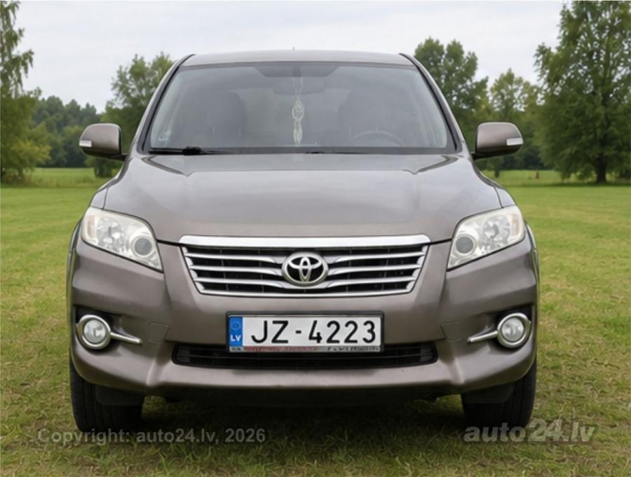 Grey Toyota RAV4 2010 in Valmiera, with an engine capacity of 2.20 L and mileage of 405 thousand km for 5500 €, photo 4 on AUTOMOTO.COM.LV