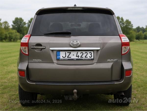 Pelēks Toyota RAV4 2010 Valmiera, ar dzinēja tilpumu 2.20 L un nobraukumu 405 tūkst. km par 5500 €, foto 5 vietnē AUTOMOTO.COM.LV