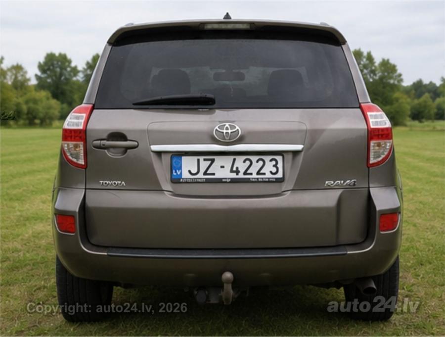 Grey Toyota RAV4 2010 in Valmiera, with an engine capacity of 2.20 L and mileage of 405 thousand km for 5500 €, photo 5 on AUTOMOTO.COM.LV