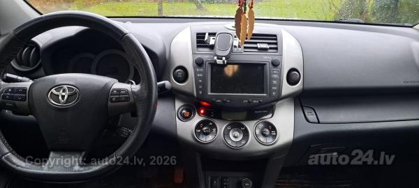 Pelēks Toyota RAV4 2010 Valmiera, ar dzinēja tilpumu 2.20 L un nobraukumu 405 tūkst. km par 5500 €, foto 6 vietnē AUTOMOTO.COM.LV