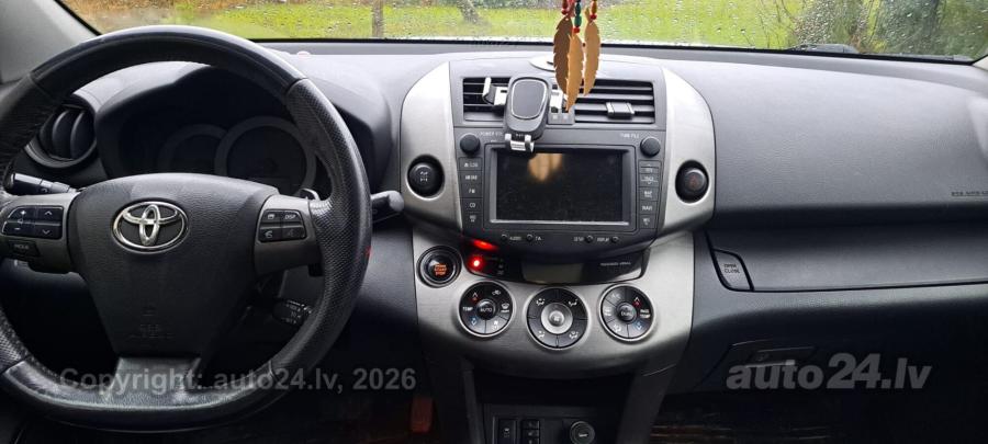 Grey Toyota RAV4 2010 in Valmiera, with an engine capacity of 2.20 L and mileage of 405 thousand km for 5500 €, photo 6 on AUTOMOTO.COM.LV