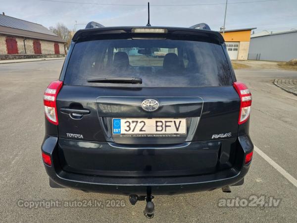 Pelēks Toyota RAV4 2011 Paide, ar dzinēja tilpumu 2.00 L un nobraukumu 222 tūkst. km par 8650 €, foto 5 vietnē AUTOMOTO.COM.LV