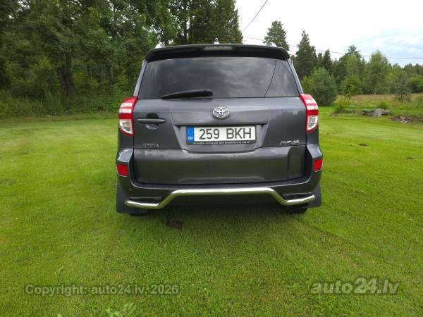 Pelēks Toyota RAV4 2011 Tallina, ar dzinēja tilpumu 2.20 L un nobraukumu 226 tūkst. km par 8400 €, foto 4 vietnē AUTOMOTO.COM.LV