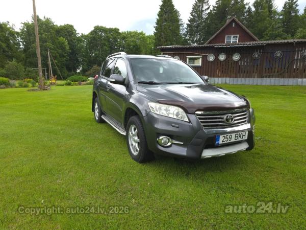 Grey Toyota RAV4 2011 in Tallinn, with an engine capacity of 2.20 L and mileage of 226 thousand km for 8400 €, photo 1 on AUTOMOTO.COM.LV