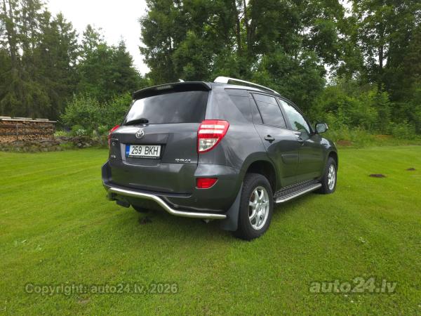 Grey Toyota RAV4 2011 in Tallinn, with an engine capacity of 2.20 L and mileage of 226 thousand km for 8400 €, photo 3 on AUTOMOTO.COM.LV