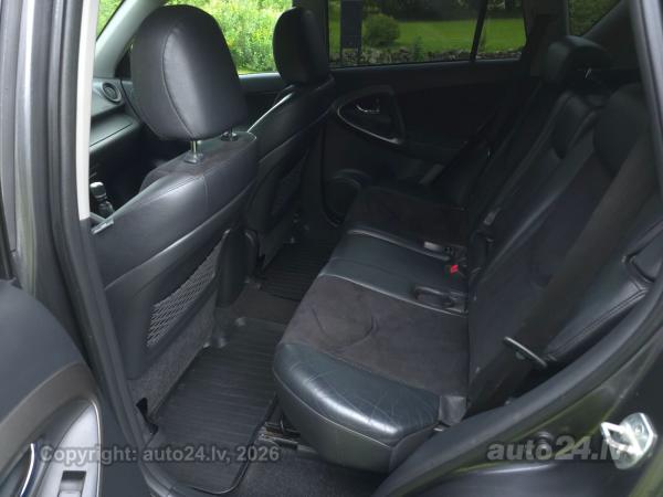 Grey Toyota RAV4 2011 in Tallinn, with an engine capacity of 2.20 L and mileage of 226 thousand km for 8400 €, photo 9 on AUTOMOTO.COM.LV