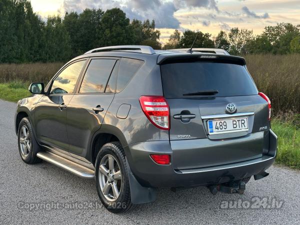 Toyota RAV4 2012 Hāpsalu vietnē Pelēks Toyota RAV4 2012 Hāpsalu, ar dzinēja tilpumu 2.20 L un nobraukumu 254 tūkst. km par 8500 €, foto 5 vietnē AUTOMOTO.COM.LV