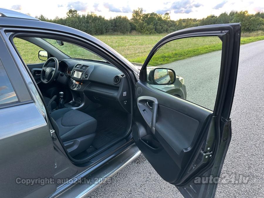 Pelēks Toyota RAV4 2012 Hāpsalu, ar dzinēja tilpumu 2.20 L un nobraukumu 254 tūkst. km par 8500 €, foto 10 vietnē AUTOMOTO.COM.LV