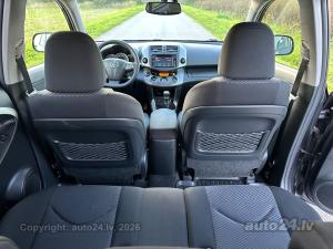Pelēks Toyota RAV4 2012 Hāpsalu, ar dzinēja tilpumu 2.20 L un nobraukumu 254 tūkst. km par 8500 €, foto 13 vietnē AUTOMOTO.COM.LV