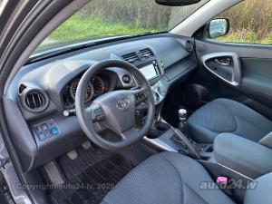 Pelēks Toyota RAV4 2012 Hāpsalu, ar dzinēja tilpumu 2.20 L un nobraukumu 254 tūkst. km par 8500 €, foto 15 vietnē AUTOMOTO.COM.LV