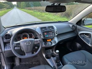 Pelēks Toyota RAV4 2012 Hāpsalu, ar dzinēja tilpumu 2.20 L un nobraukumu 254 tūkst. km par 8500 €, foto 16 vietnē AUTOMOTO.COM.LV