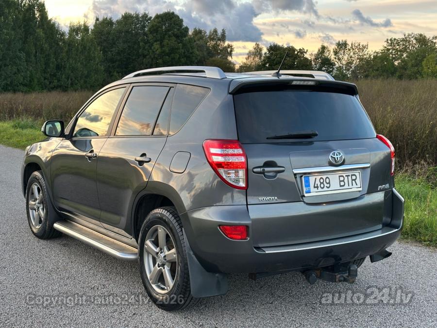 Grey Toyota RAV4 2012 in Haapsalu, with an engine capacity of 2.20 L and mileage of 254 thousand km for 8500 €, photo 5 on AUTOMOTO.COM.LV