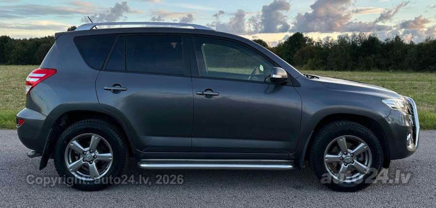Grey Toyota RAV4 2012 in Haapsalu, with an engine capacity of 2.20 L and mileage of 254 thousand km for 8500 €, photo 8 on AUTOMOTO.COM.LV
