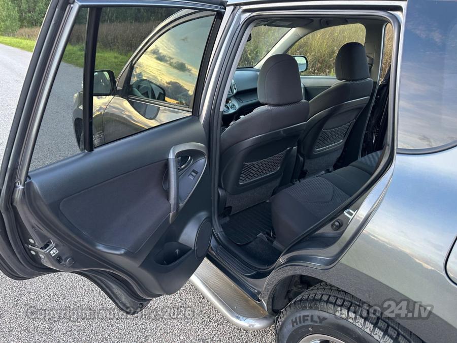 Grey Toyota RAV4 2012 in Haapsalu, with an engine capacity of 2.20 L and mileage of 254 thousand km for 8500 €, photo 14 on AUTOMOTO.COM.LV