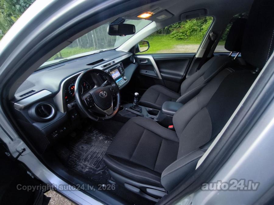 Pelēks Toyota RAV4 2014 Peltsamā, ar dzinēja tilpumu 2.00 L un nobraukumu 257 tūkst. km par 10500 €, foto 16 vietnē AUTOMOTO.COM.LV