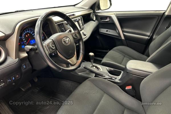 Grey Toyota RAV4 2015 in Parnu, with an engine capacity of 2.00 L and mileage of 138 thousand km for 13900 €, photo 11 on AUTOMOTO.COM.LV