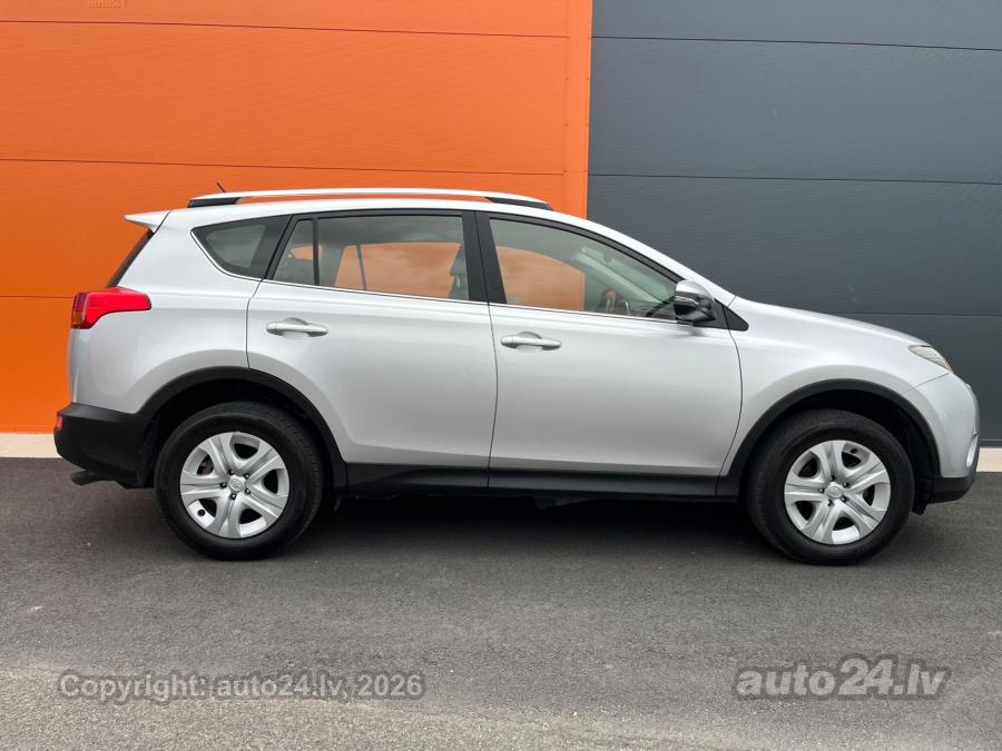 Pelēks Toyota RAV4 2015 Kuresāre, ar dzinēja tilpumu 2.00 L un nobraukumu 147 tūkst. km par 13390 €, foto 8 vietnē AUTOMOTO.COM.LV