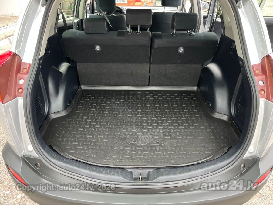 Pelēks Toyota RAV4 2015 Kuresāre, ar dzinēja tilpumu 2.00 L un nobraukumu 147 tūkst. km par 13390 €, foto 14 vietnē AUTOMOTO.COM.LV