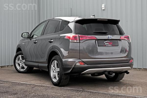 Grey Toyota RAV4 2016 in Ogre, with an engine capacity of 2.50 L and mileage of 168 thousand km for 15900 €, photo 3 on AUTOMOTO.COM.LV