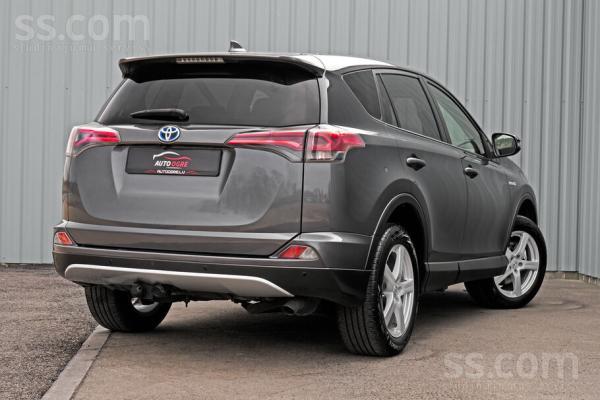 Grey Toyota RAV4 2016 in Ogre, with an engine capacity of 2.50 L and mileage of 168 thousand km for 15900 €, photo 4 on AUTOMOTO.COM.LV