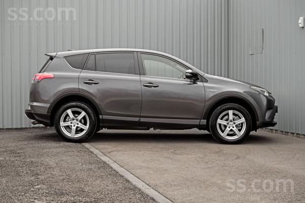 Grey Toyota RAV4 2016 in Ogre, with an engine capacity of 2.50 L and mileage of 168 thousand km for 15900 €, photo 5 on AUTOMOTO.COM.LV