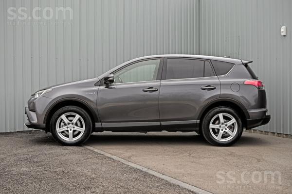 Grey Toyota RAV4 2016 in Ogre, with an engine capacity of 2.50 L and mileage of 168 thousand km for 15900 €, photo 6 on AUTOMOTO.COM.LV