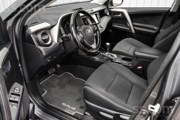 Grey Toyota RAV4 2016 in Ogre, with an engine capacity of 2.50 L and mileage of 168 thousand km for 15900 €, photo 8 on AUTOMOTO.COM.LV